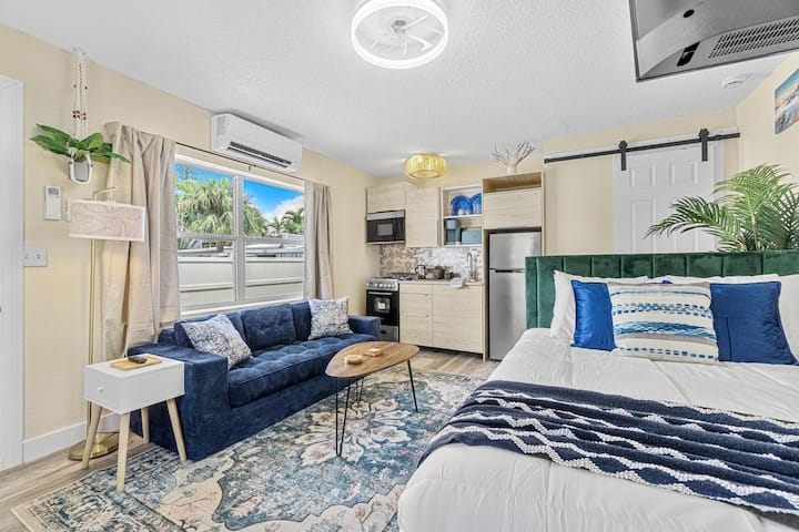 The Covare #6 - Cozy Studio, Walkable To Beach! - St. Pete Beach, FL