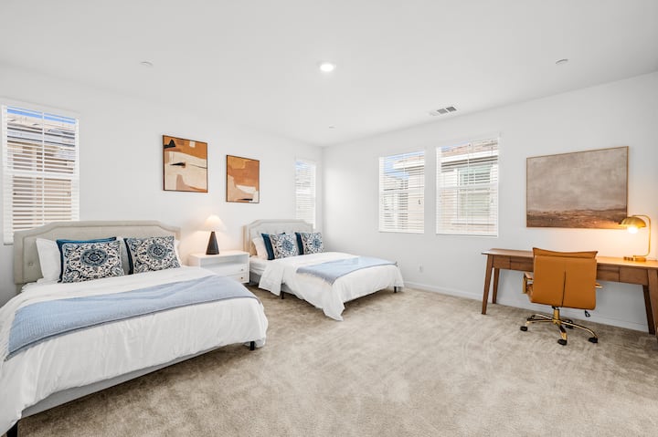 Stylish 4br Home | Near Airport, Arena & Outlets - Eastvale, CA