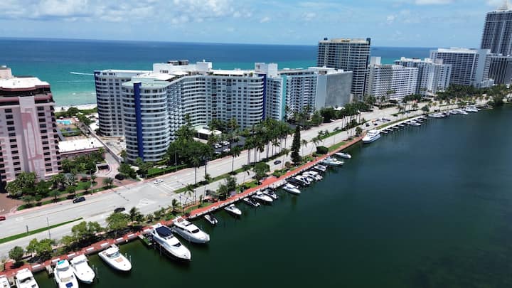 Beachfront 2bedroom, Free Parking & Beach Services - Miami Beach, FL