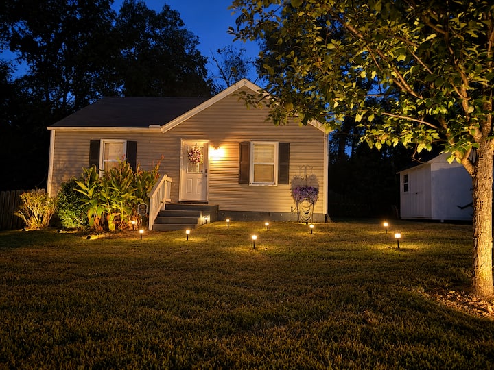East Nashville 2br Cottage | King Bd + Fenced Yard - Nashville