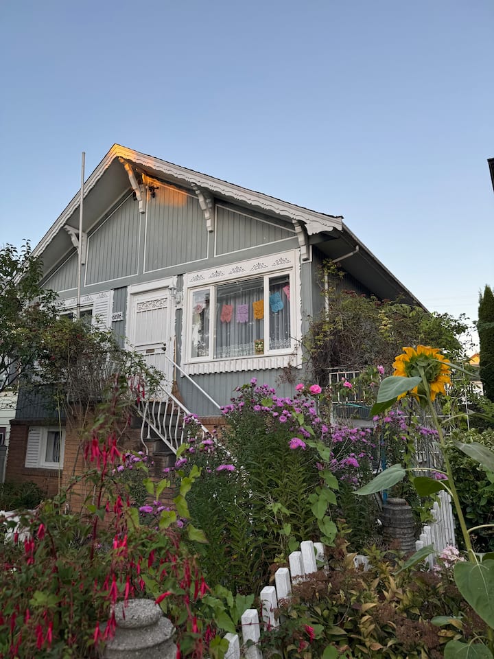 Cozy Home Retreat•gardens•parks•central•connected - Vancouver
