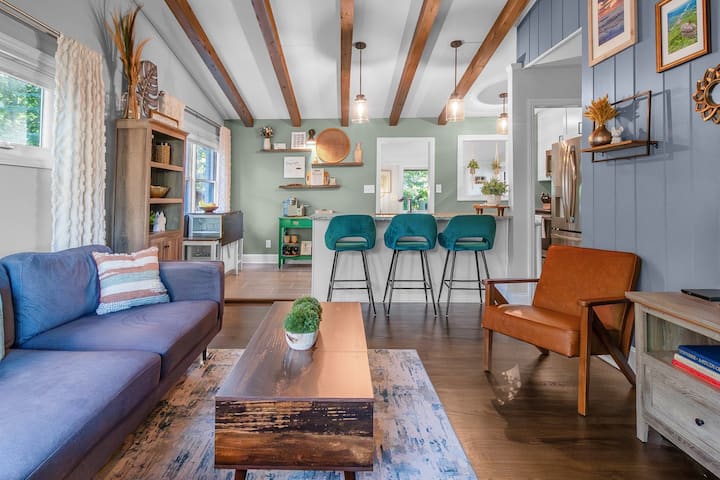 Garden Oasis W/ Deck Nr Light Rail, Sopark & Soend - Charlotte Douglas Airport (CLT)