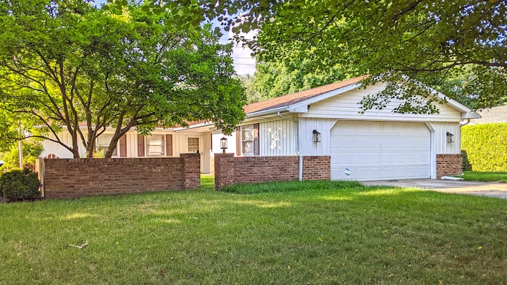 Cozy 3br Getaway Near Shops - Muncie, IN