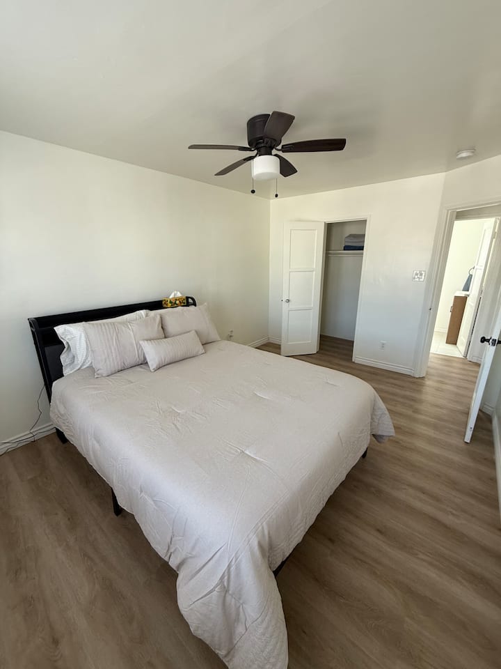 Cozy 1br Retreat W/ Private Garage • Close To Dtla - South Gate, CA