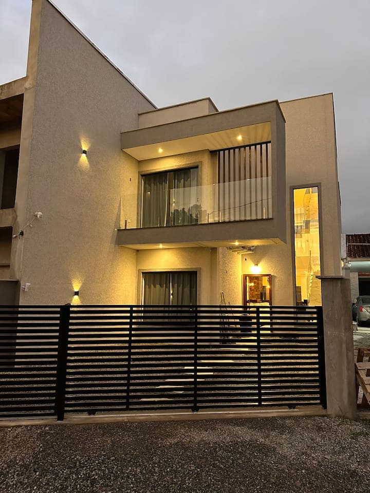 Triplex Com Piscina Aquecida + Ar Condicionado - Itapoá