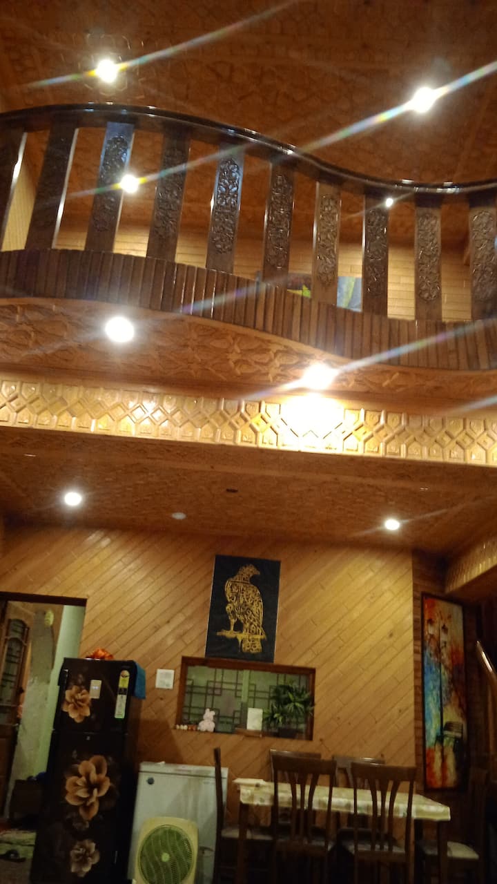 Grand Stone & Wood Mansion - Entire Place - Srinagar