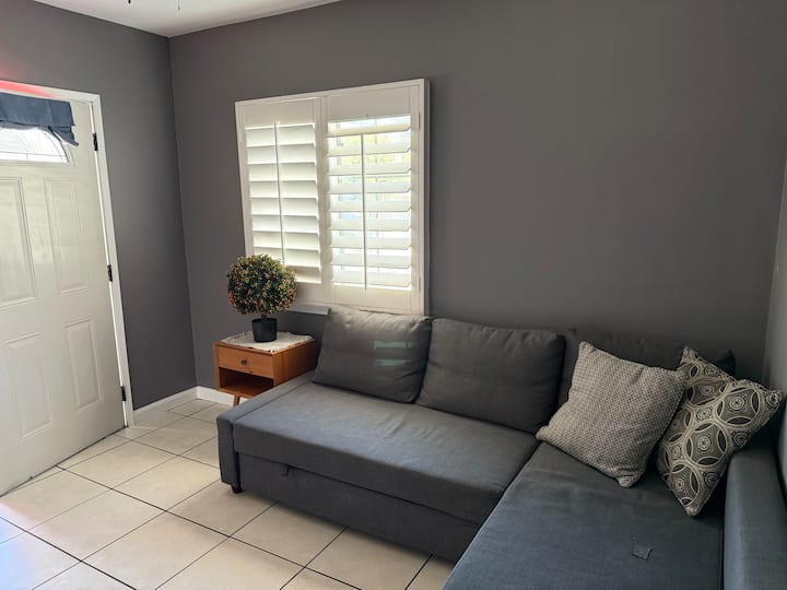 2 Bedroom Suite. Private & 5 Min To Airport - Ontario, CA