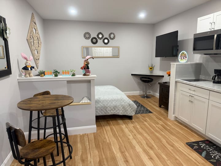 Blue House Suit 1 - Plant City, FL