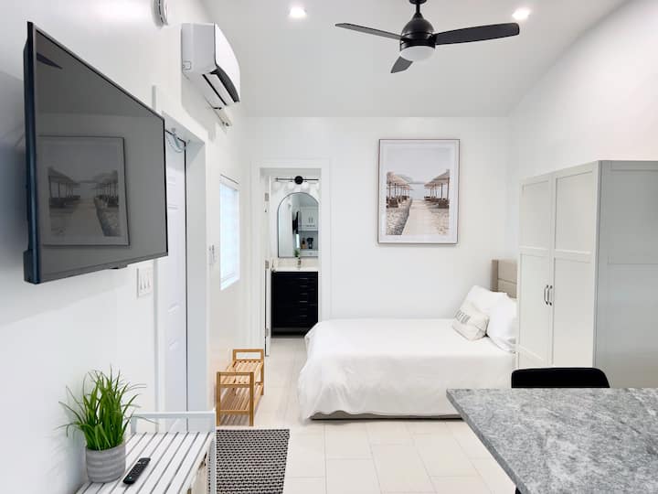 Salty Air Stays Long-term Studio - Dania Beach, FL