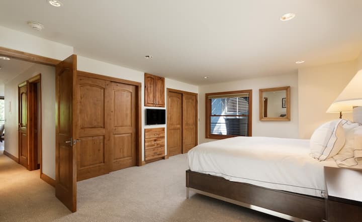 Amazing 2/2 Aspen Condo Pool, Fireplace - Aspen