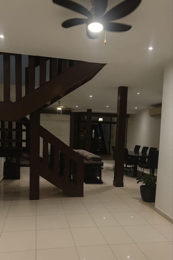 Casa Céntrica Y Moderna Con Churrásquera Sc - Bolivia