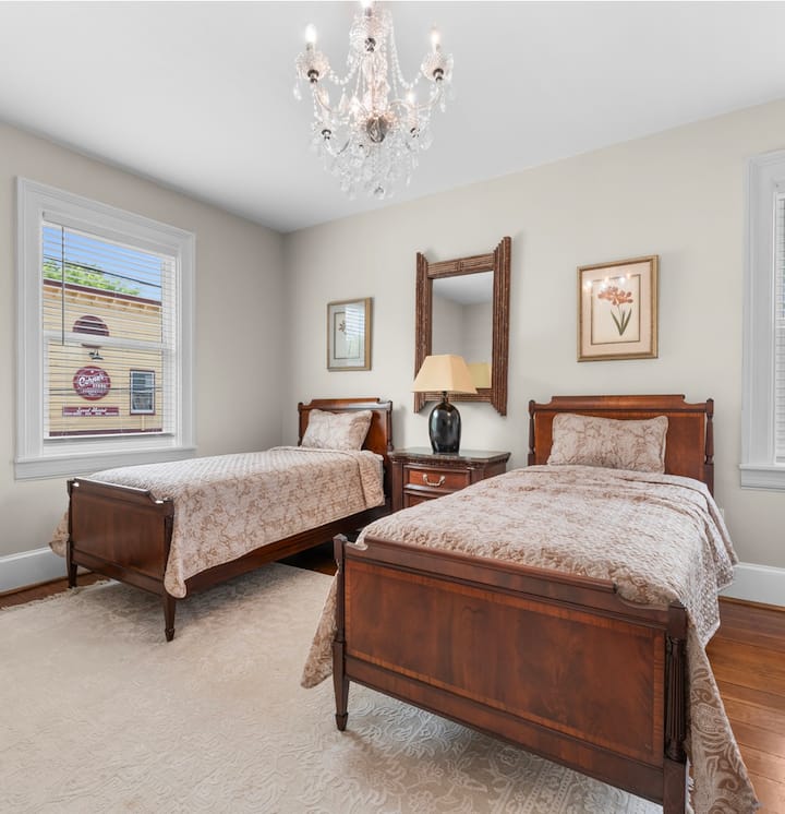 White Oak (Black Bear Manor) - Sperryville, VA