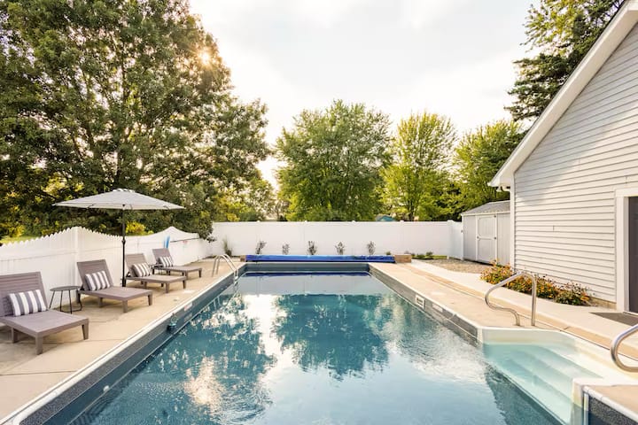 Traders Point Retreat W/ Pool, Hot Tub & Fire Pit - Zionsville, IN