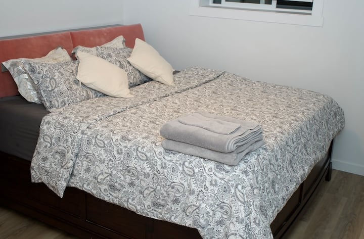 Modern Private Suite |C-train | Free Parking - Calgary