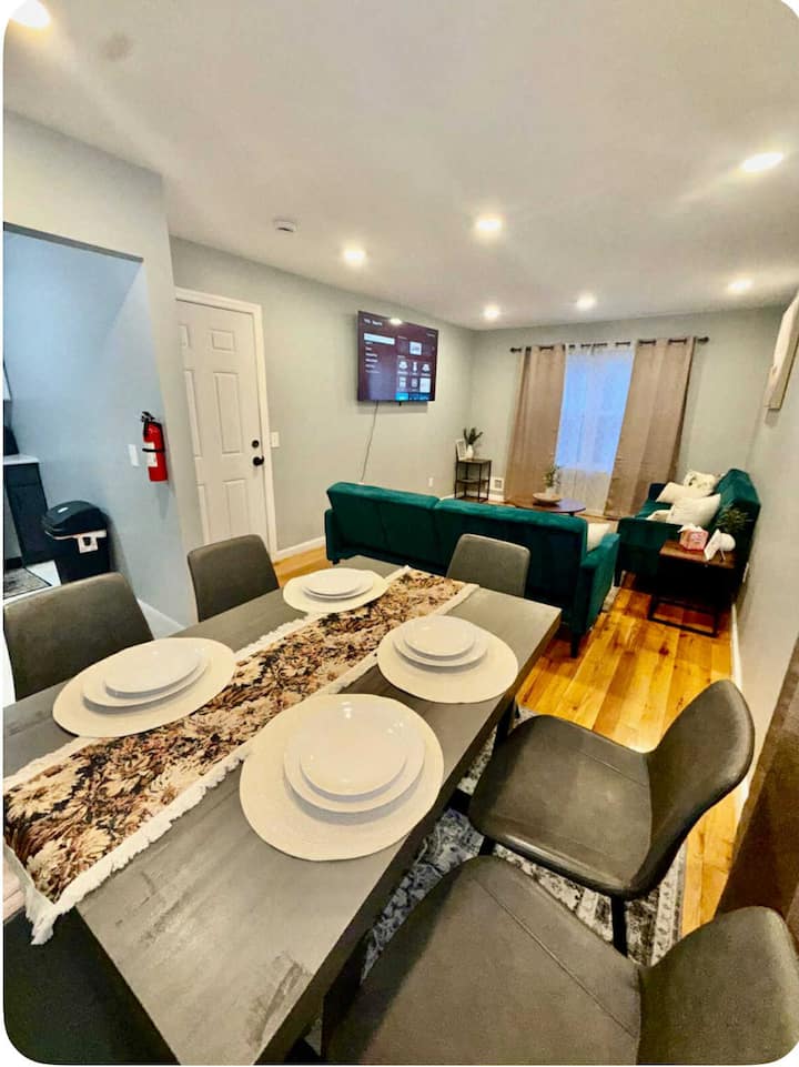 Exceptional 3br With 5 Beds, Sleeps Up 8 +Parking. - New York