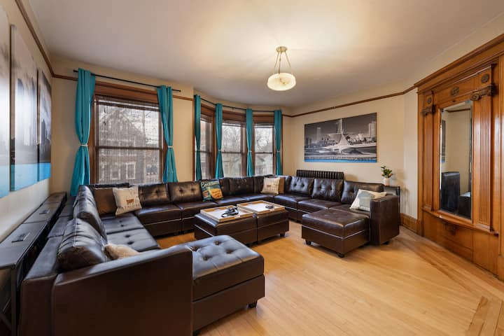 5br Luxury Retreat W/ Huge Garage & 3 King Beds! - Milwaukee