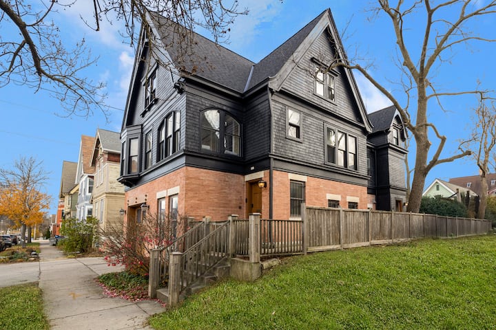 5br Luxury Retreat W/ Huge Garage & 3 King Beds! - Milwaukee