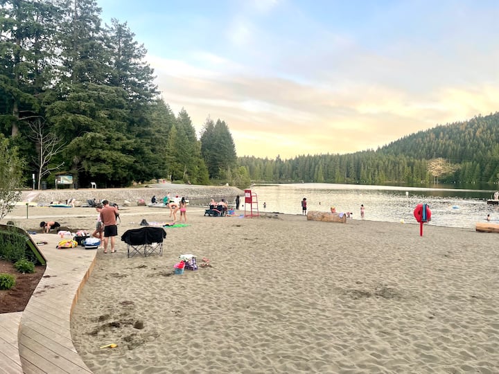 Walk To Westwood Lake With Private Entrance - Nanaimo