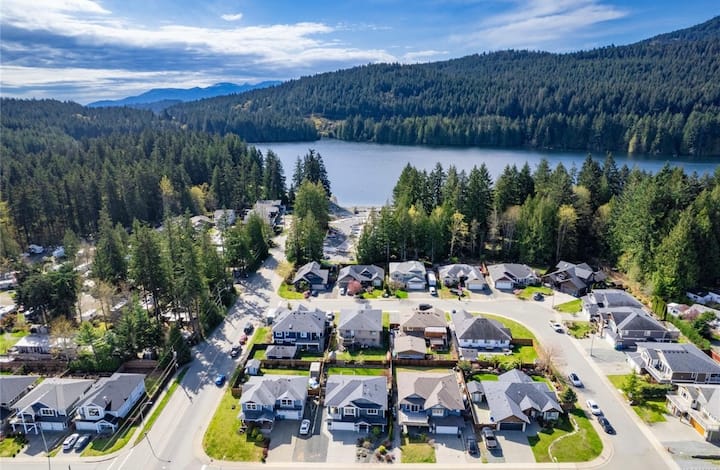 Walk To Westwood Lake With Private Entrance - Nanaimo