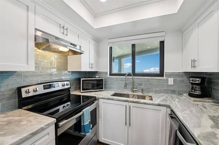 High Tide Hideaway
*Oceanfront & Pool* - New Smyrna Beach, FL