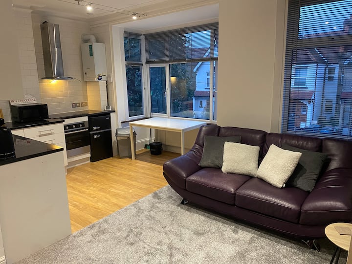 Contemporary 1 Bed Apartment - Watford