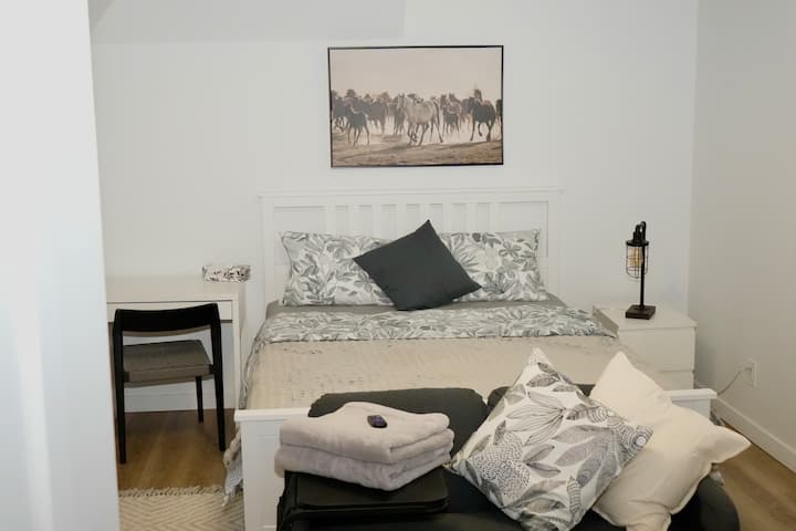 Hotel-style Queen Suite| Steps To C-train| Parking - Calgary