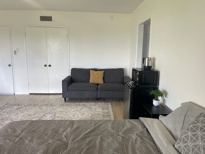 Private Master Bedroom In La - Los Angeles, CA