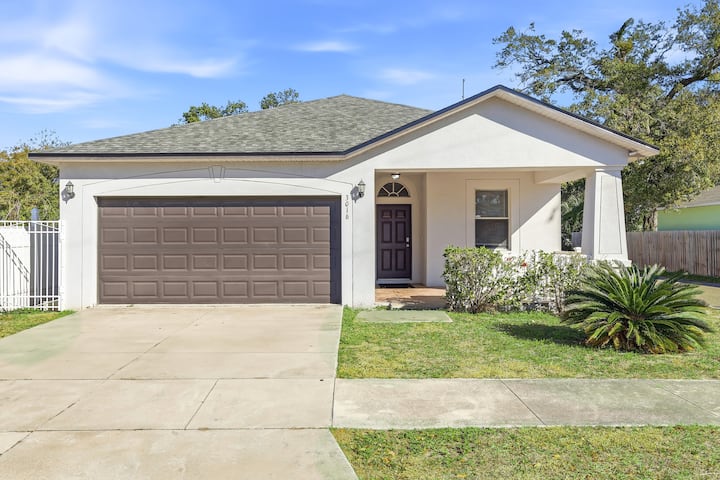 Modern Oasis | Spacious & Comfy | Central Location - Tampa, FL