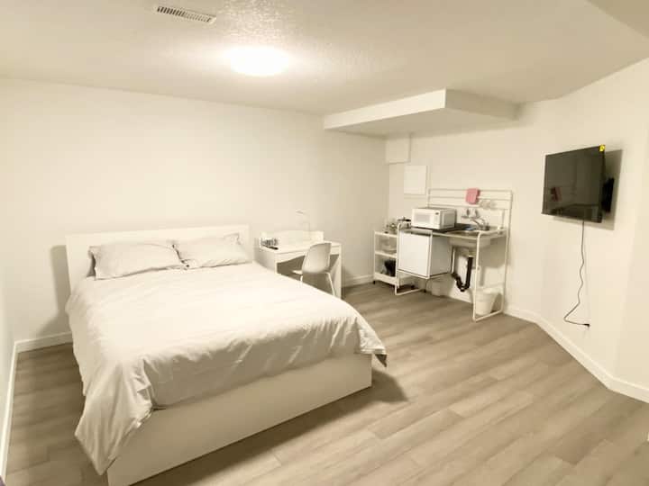 Queen Bed Hotel Style Suite A - Calgary