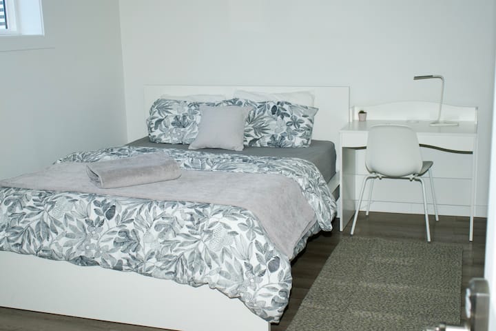 Queen Bed Hotel Style Suite A - Calgary