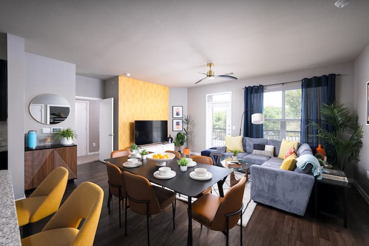 Stylish Resort Oasis: 5* Location, Pool, Gym, Pkg! - San Antonio, TX