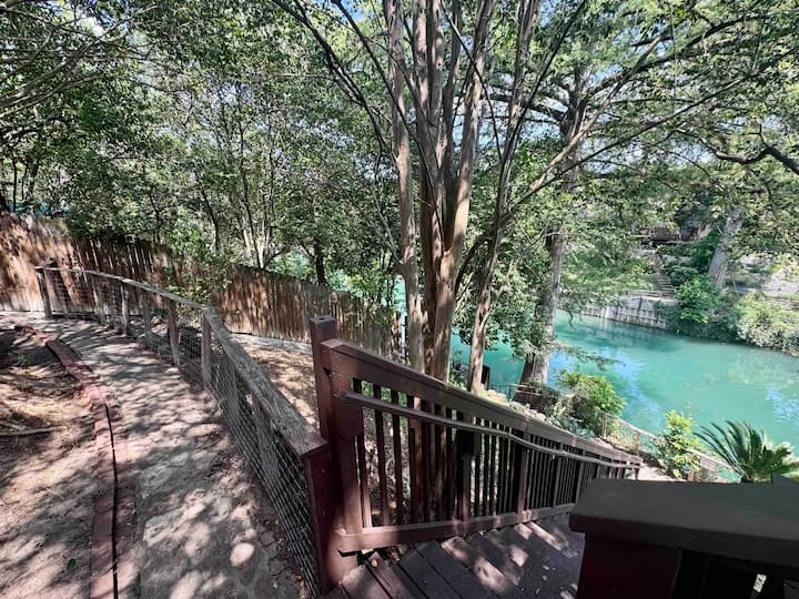 Wasser Lodge #206 | Sleeps 4 | Comal Riverfront - Wolfpack, New Braunfels