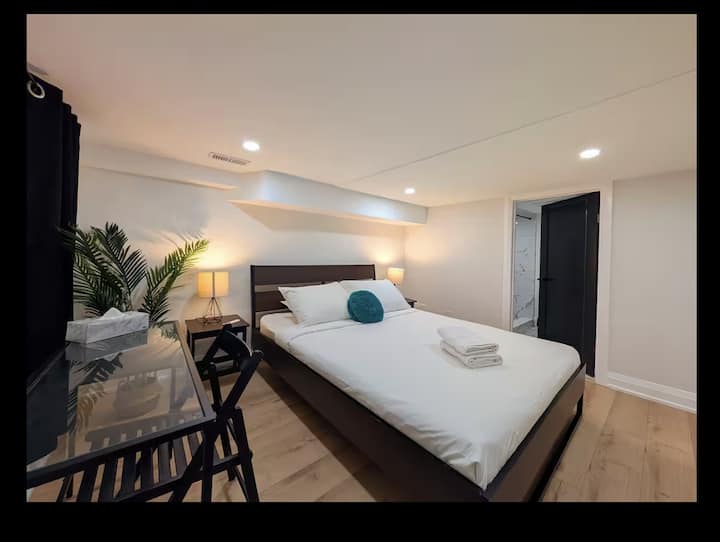 Chic 2br Getaway | Free Parking - Hamilton