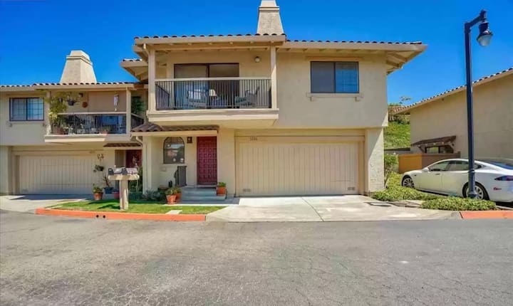 Entire Upstairs With Views In A 2 Level Home - Hayward, CA
