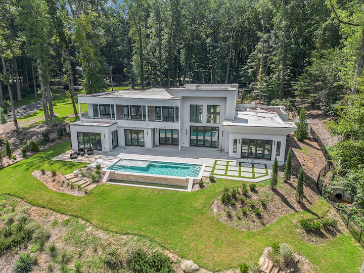 The Luxe Lakeside Retreat - Stockbridge, GA