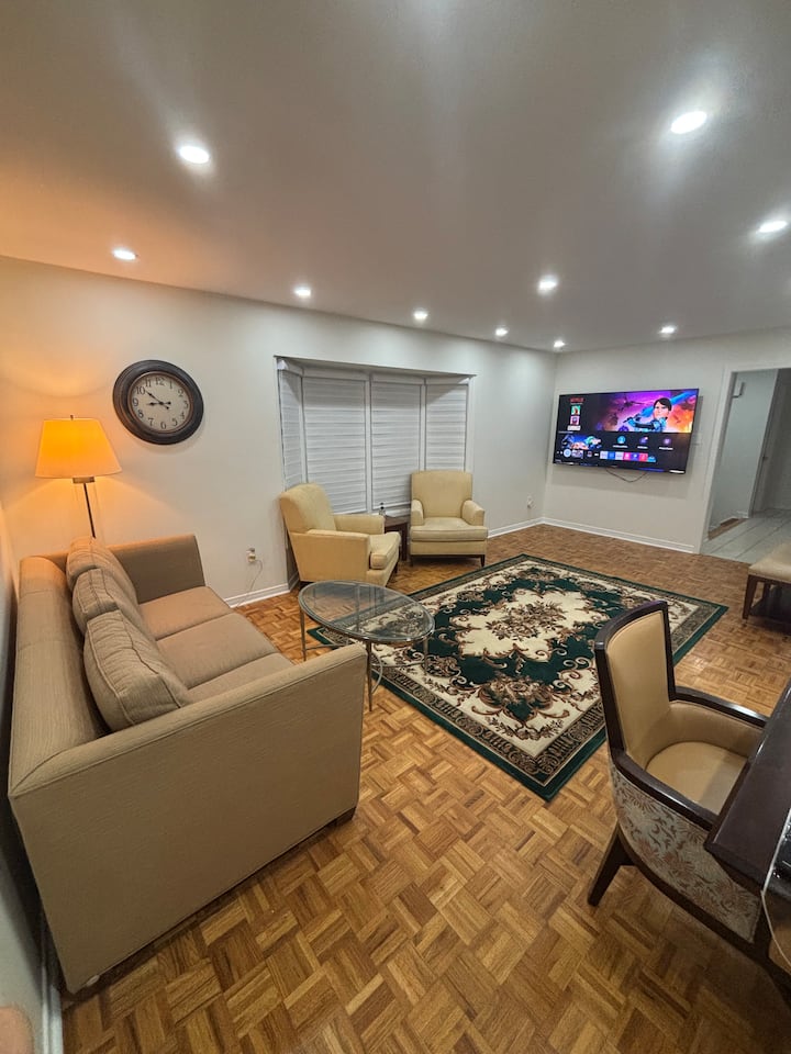 Elegant 4-bedroom Home | Free Parking + Comfort - Brampton