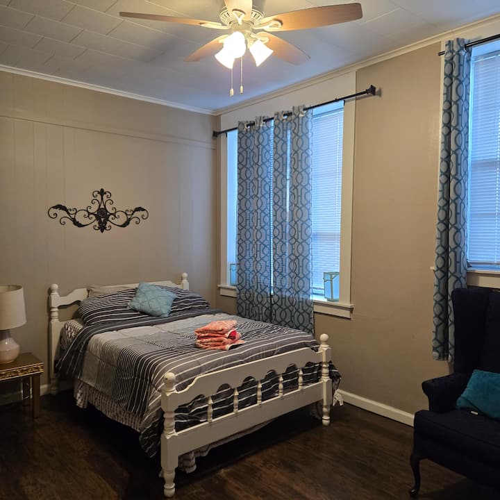 One Bed Kitchen Bath Studio Apt 12 - El Dorado, AR