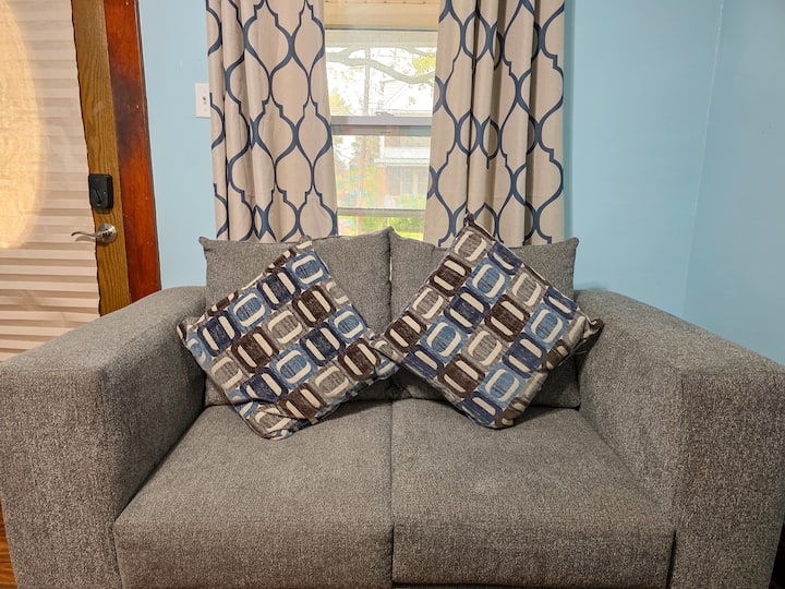 Ground Floor Apartment 2 Bedroom With Queen Beds - Niagara Falls, NY