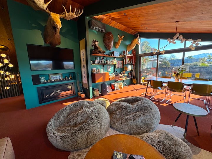 Poolside Peaks - Designer House, Spa, Fire, Pool - Wanaka