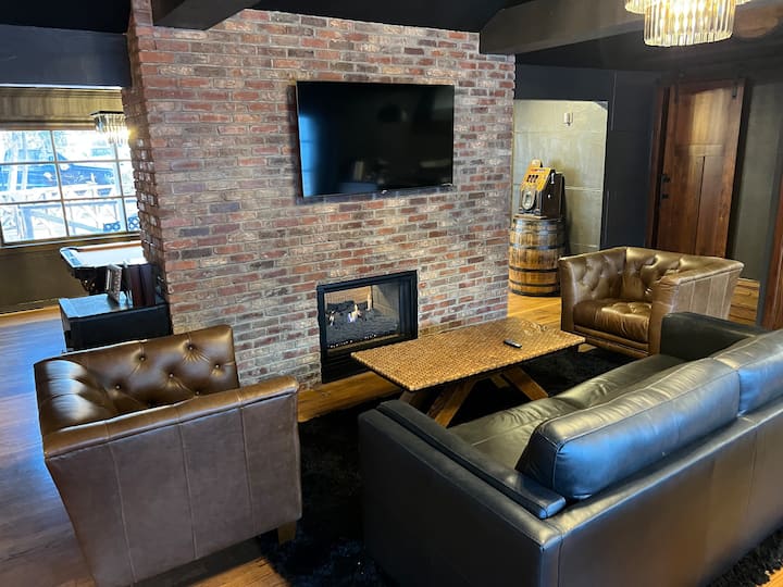 Blackstone Suite- Heart Of Downtown Sturgeon Bay - Sturgeon Bay, WI