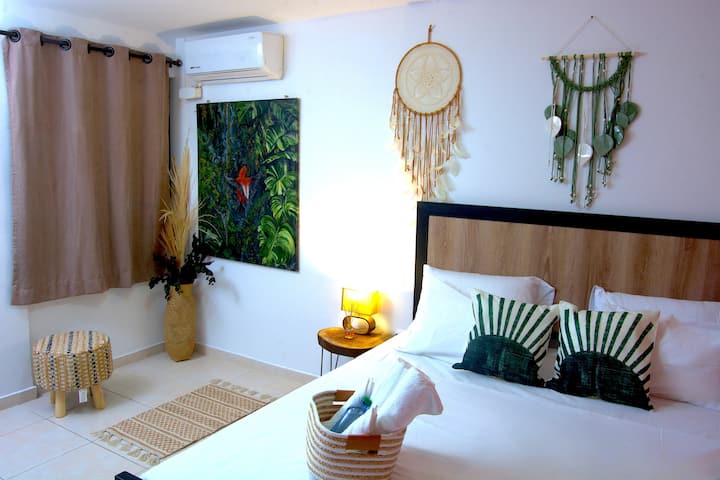 King Room A/c + Netflix + Sunny Terrace - Cali
