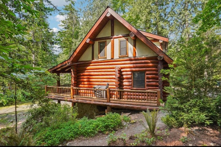 3-bed North Fork Log Cabin W/ Hot Tub - Snoqualmie, WA