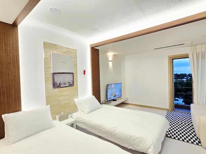 #패밀리투룸 #오션뷰#포구해안#학회출장#공항버스정류장#리뉴얼숙소#올레코스#모닝커피 - 중문동