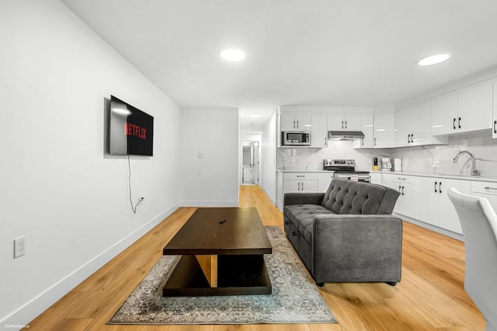 Modern 2-br/ Near Capilano Suspension Bridge - North Vancouver