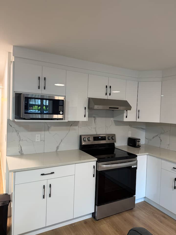 Modern 2-br/ Near Capilano Suspension Bridge - North Vancouver