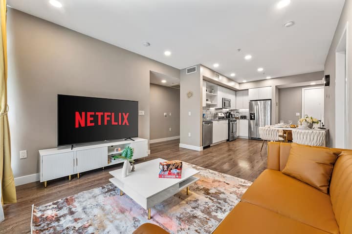 Elegant 2bd-2ba • Free Parking, Pool & Jacuzzi - West Hollywood, CA