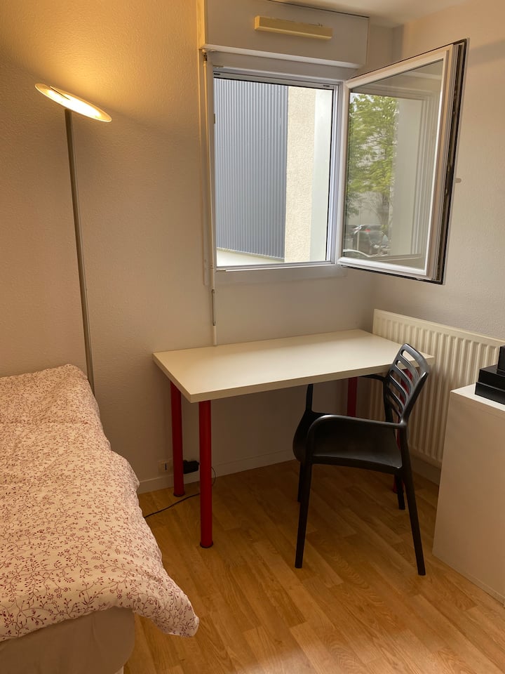 Une Chambre Propre Avec Armoire Et Lit De 140 - Bordeaux