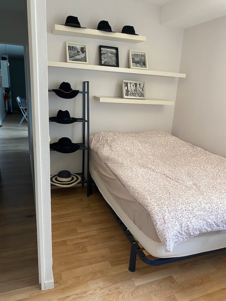 Une Chambre Propre Avec Armoire Et Lit De 140 - Bordeaux