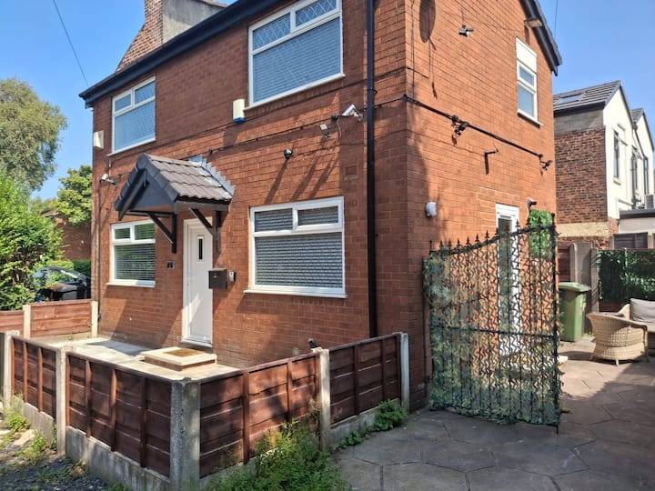 Cosy 2-bed House In Manchester - Stockport