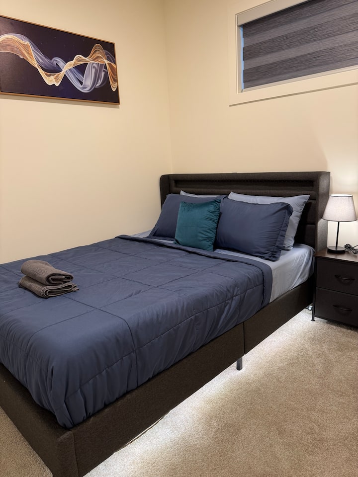 Minimalist Haven On The Avenue - Edmonton